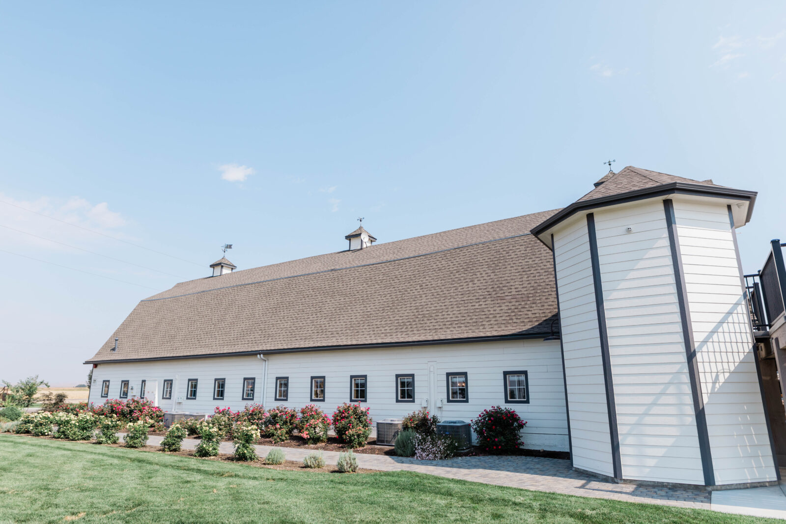 Bohemian Inspired Mint Barrel Barn Wedding | blytheweddings.com