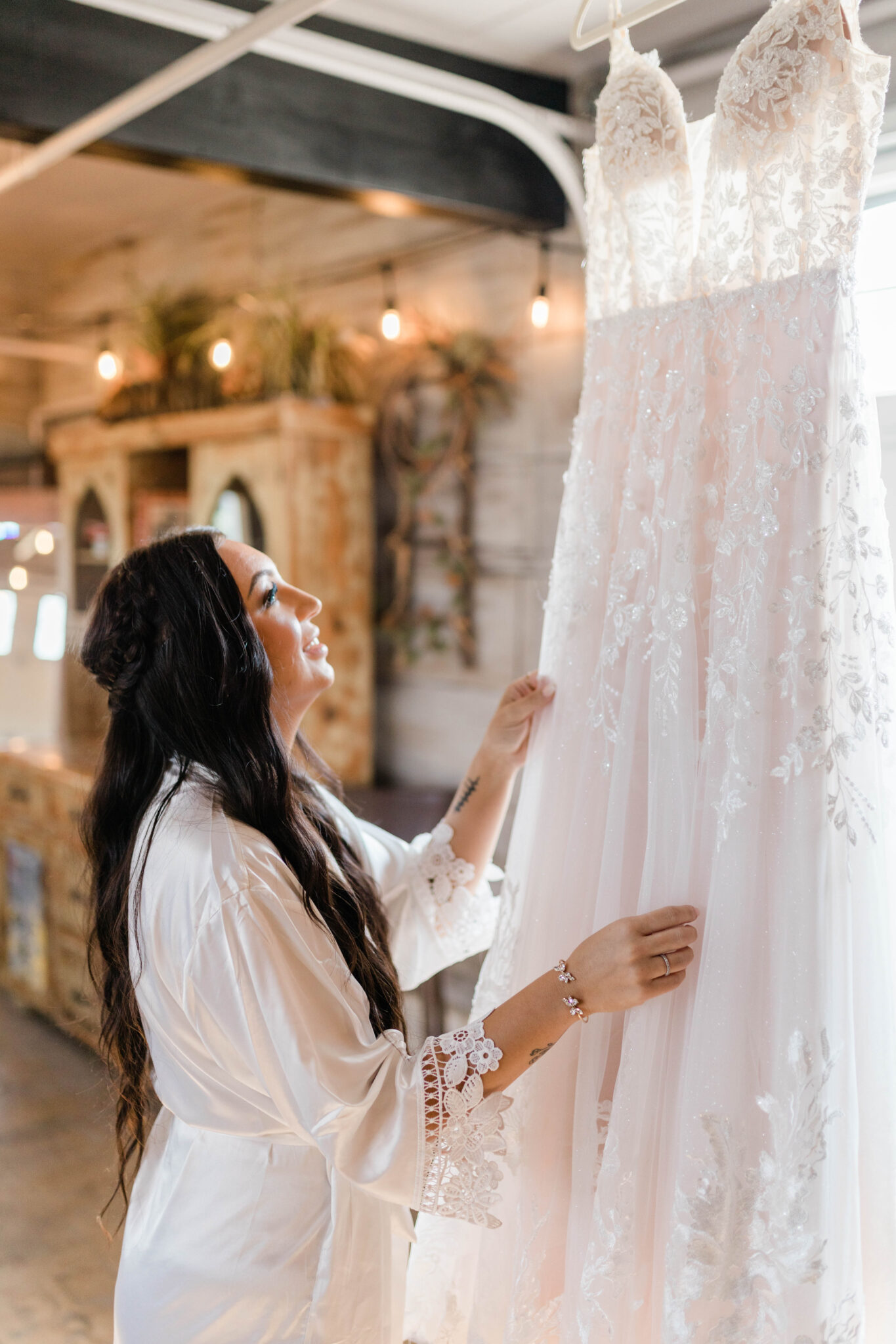 Bohemian Inspired Mint Barrel Barn Wedding | blytheweddings.com